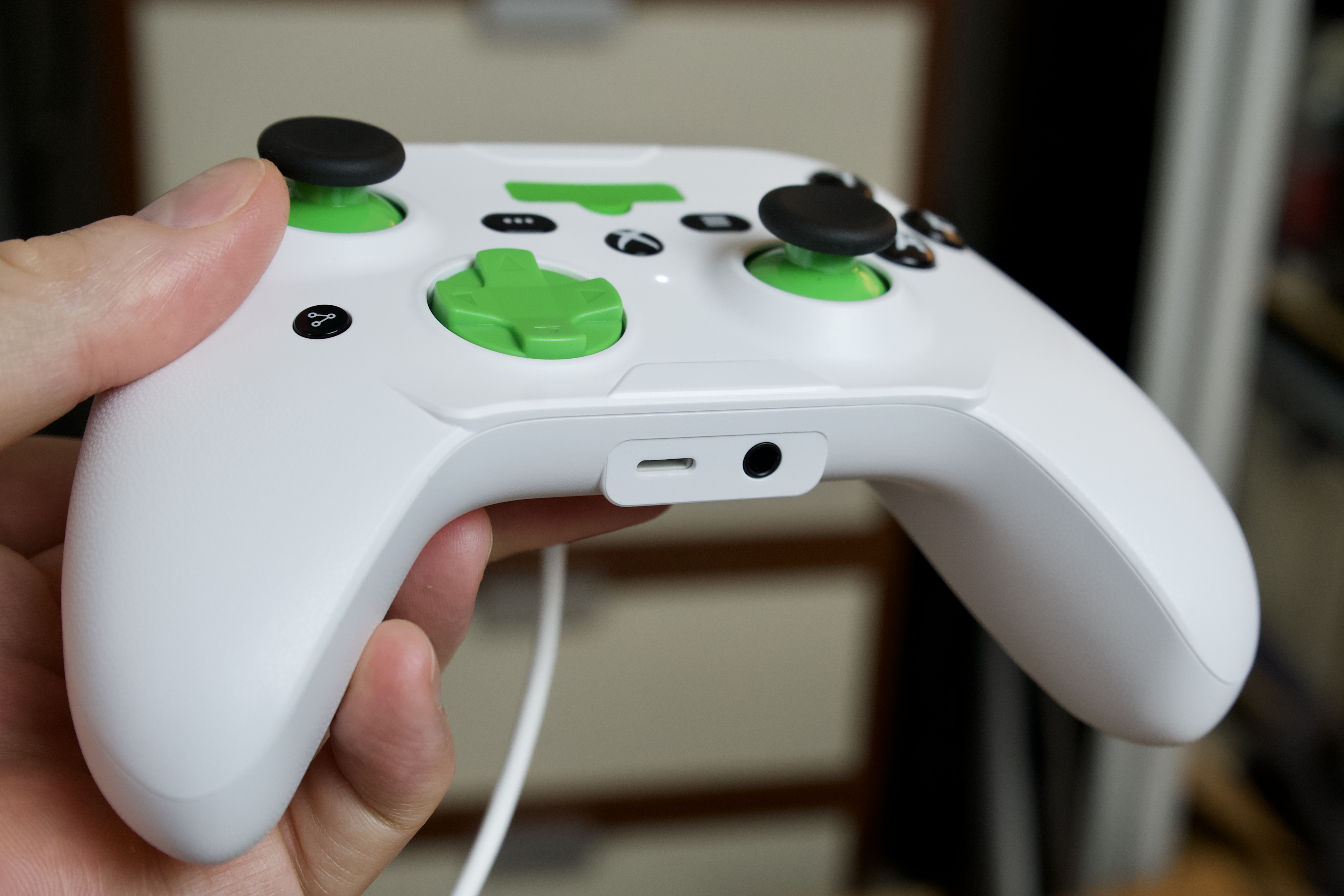 RiotPWR Xbox Cloud Gaming Controller for iOS review: Wires for the win ...