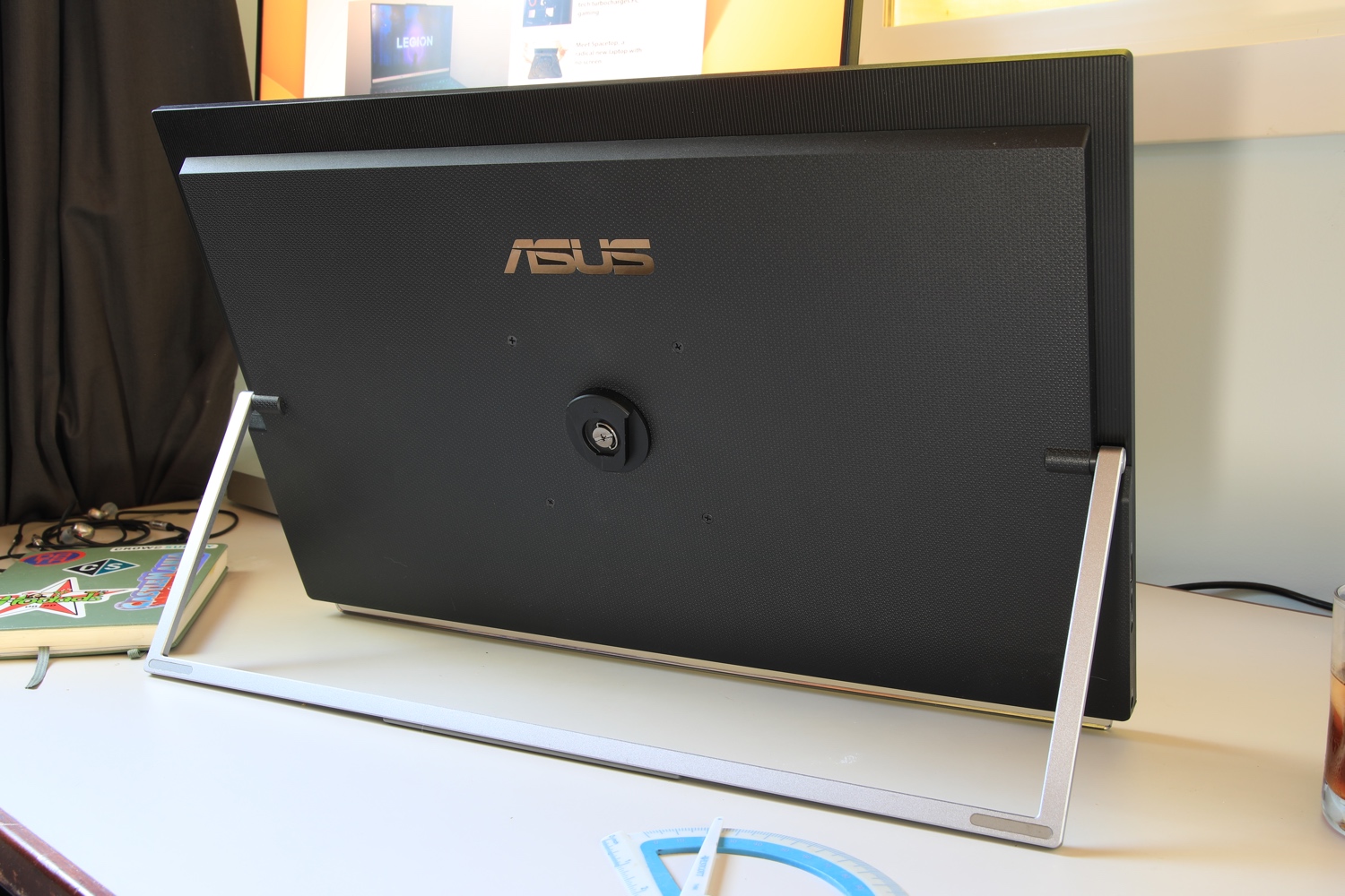 Asus ZenScreen MB249C im Test: Vielseitiger tragbarer Monitor mit 24 ...