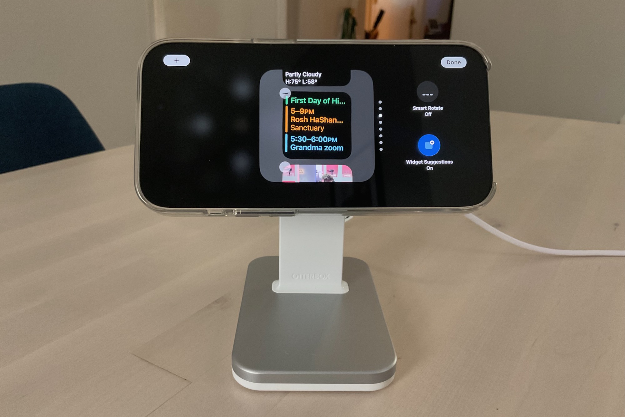 iOS 17 StandBy mode adds smarts to an iPhone's locked display | TechHive