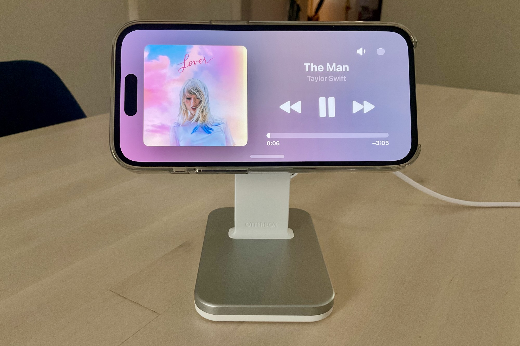 iOS 17 StandBy mode adds smarts to an iPhone's locked display | TechHive