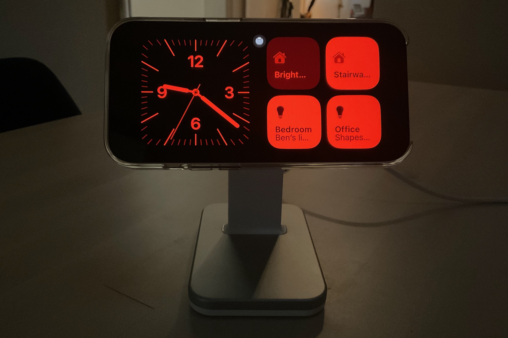 iOS 17 StandBy mode adds smarts to an iPhone's locked display | TechHive