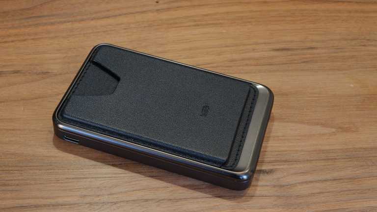 ESR Halolock 5000 mAh Power Bank Wallet for iPhone review: Three things ...