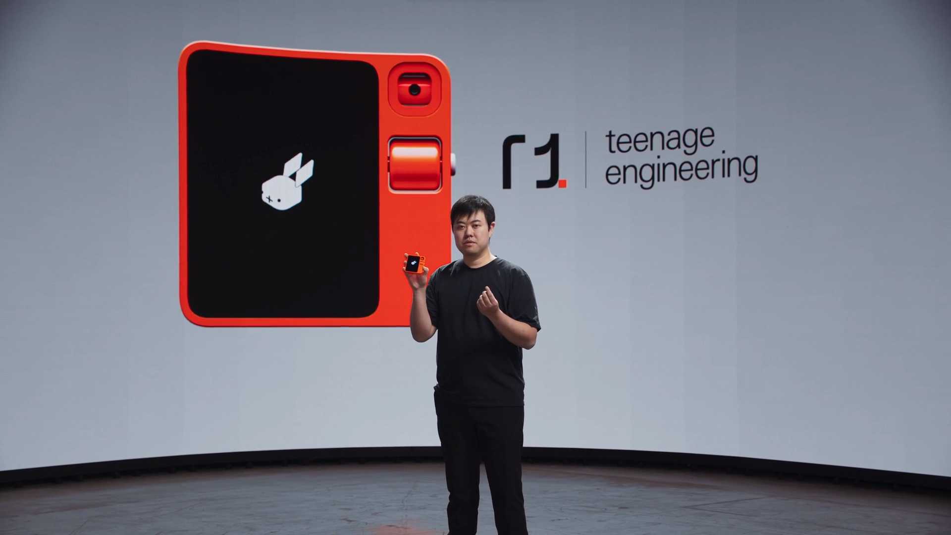 Rabbit r1 - din nya AI-assistent gjorde debut på CES - M3