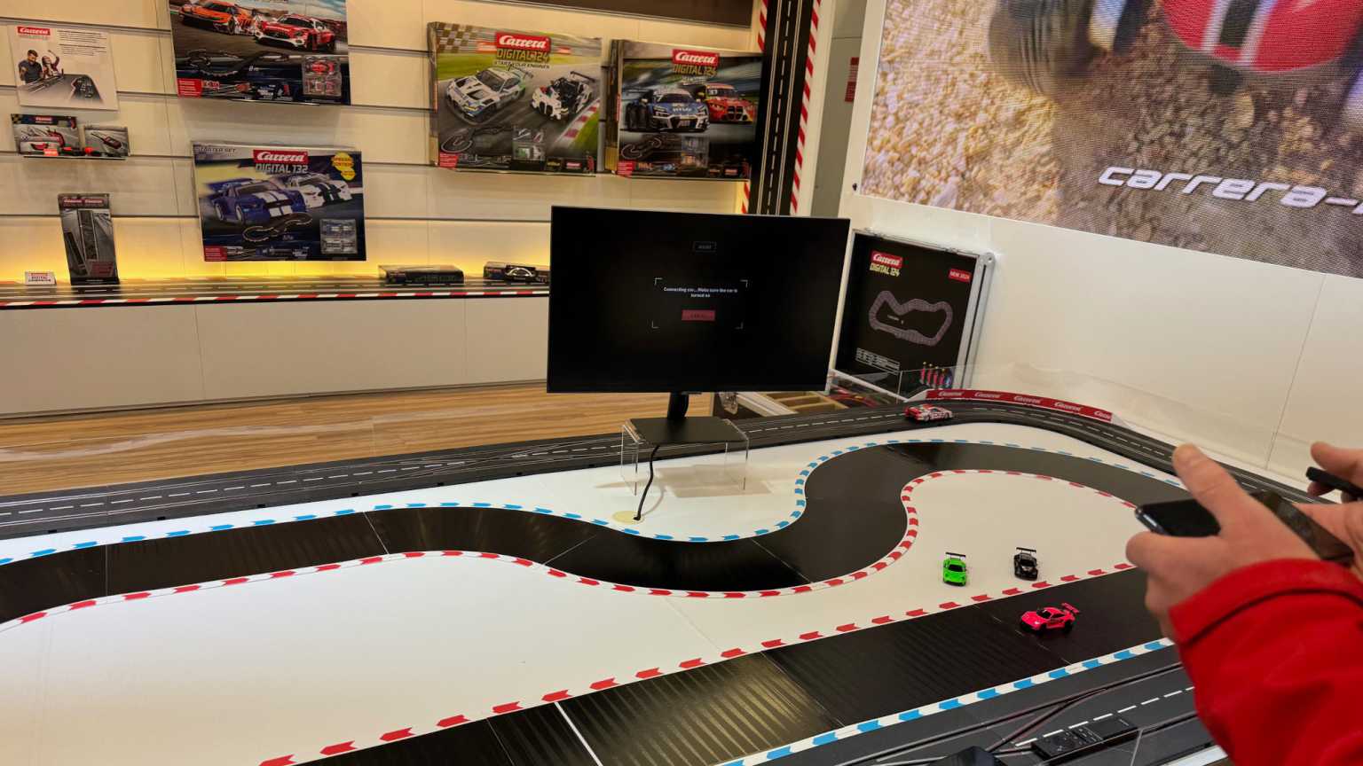 Carrera Hybrid im Test: Erste schienenlose Carrera-Bahn mit KI-Support ...