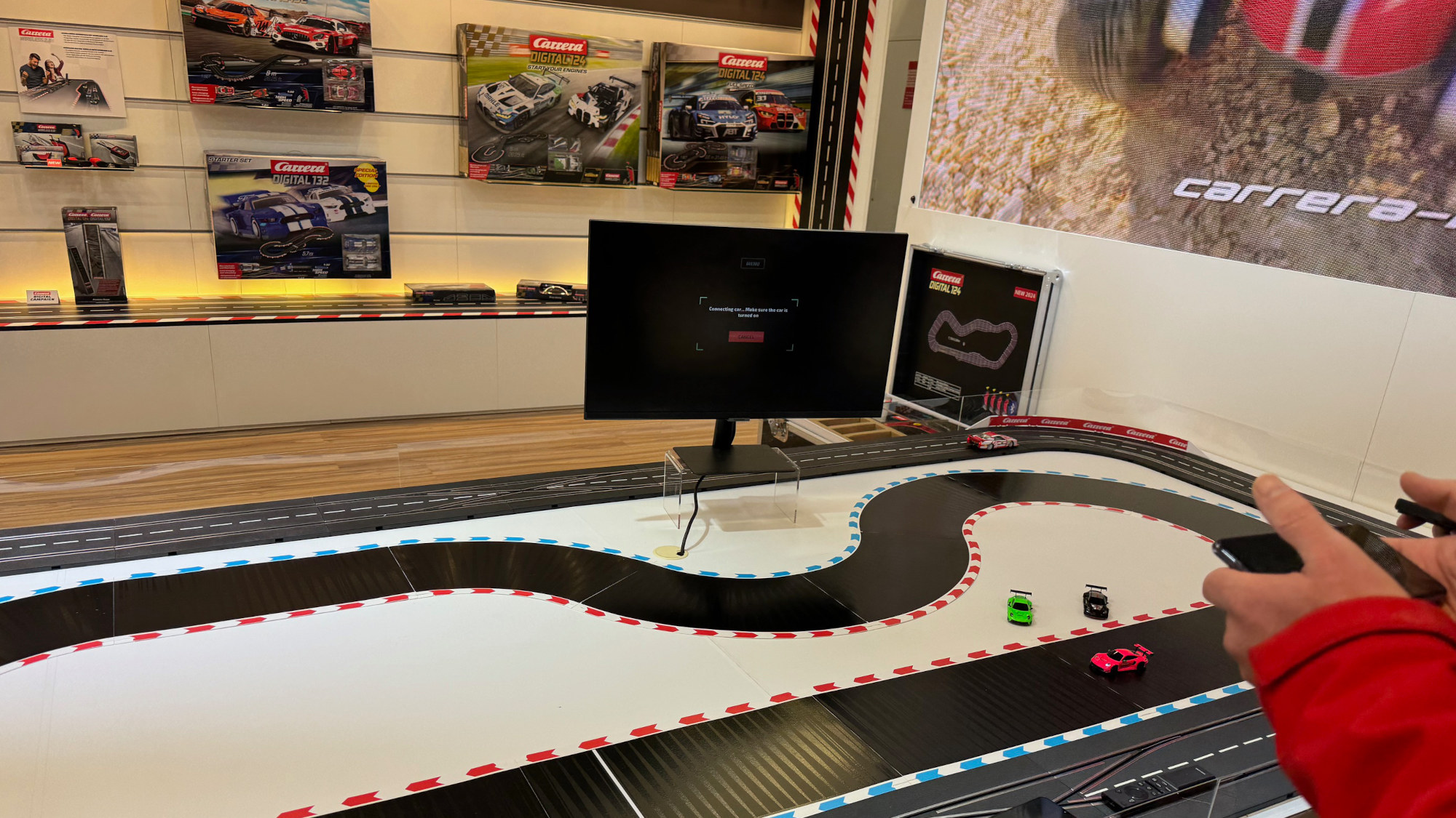 Carrera Hybrid im Test: Erste schienenlose Carrera-Bahn mit KI und App ...