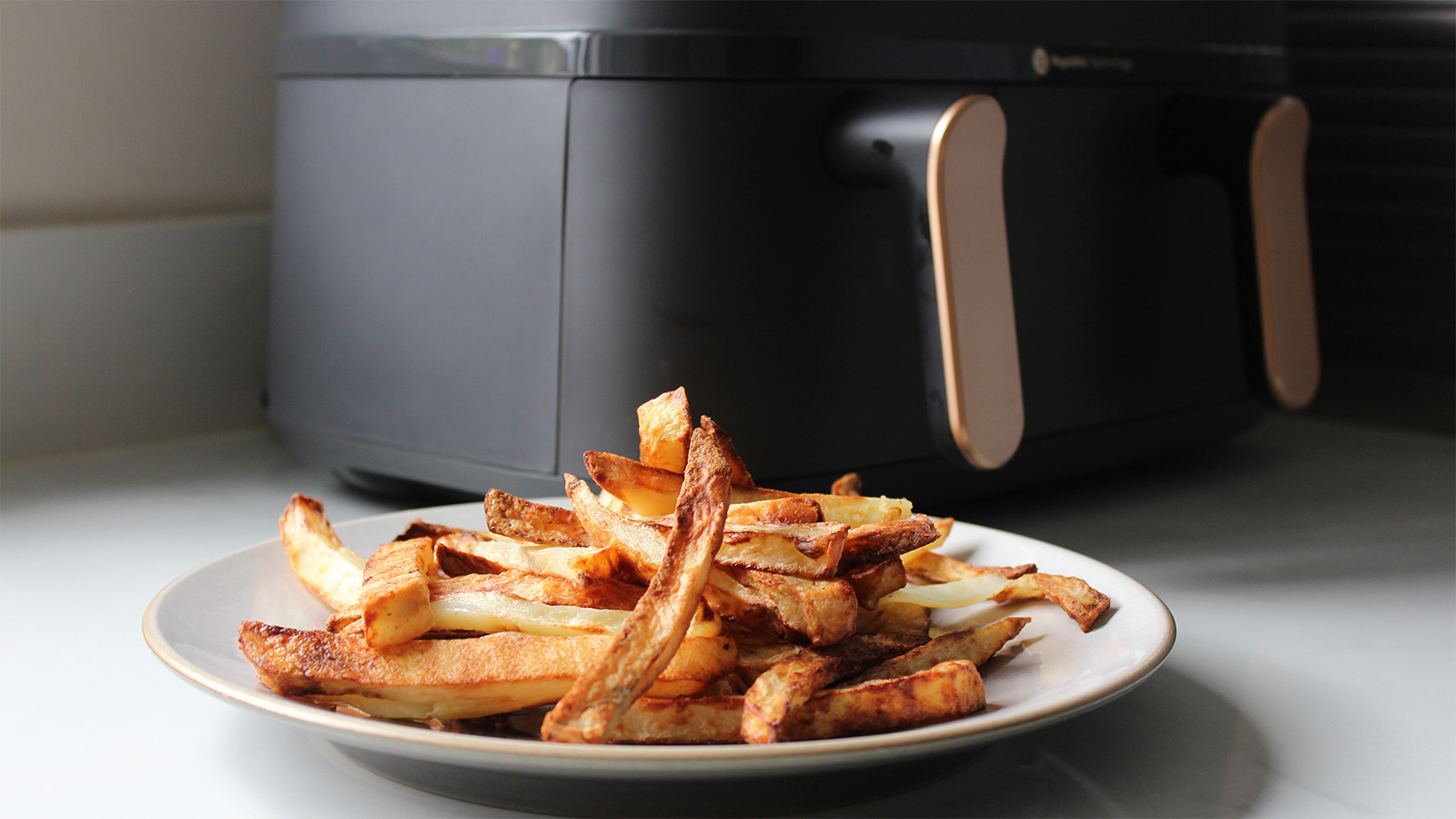 Philips Dual Basket Airfryer im Test: Heißluftfritteuse mit 2 Körben ...