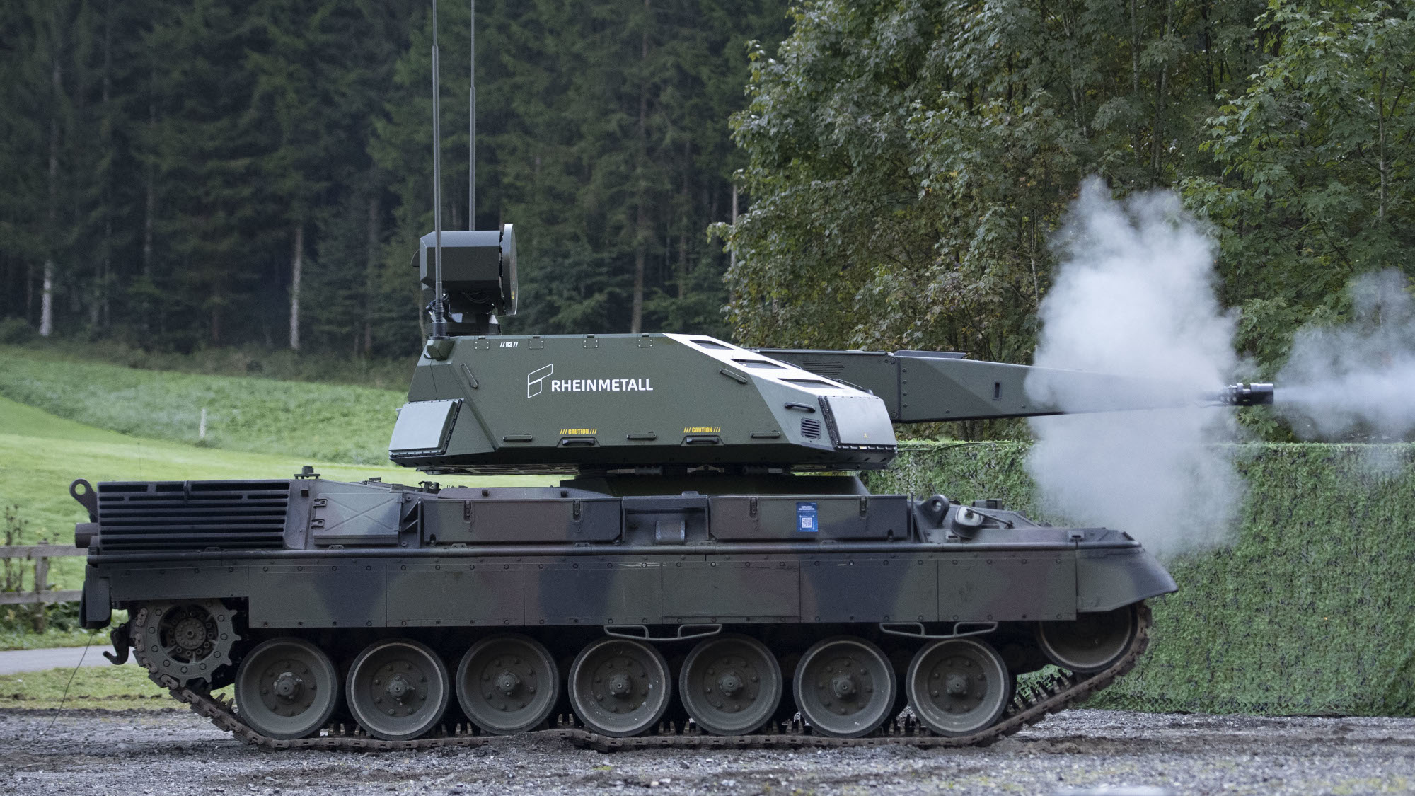 Gepard-Nachfolger: Neuer Flugabwehrpanzer der Bundeswehr feuert ersten ...