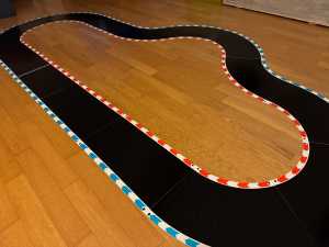 Carrera Hybrid im Test: Erste schienenlose Carrera-Bahn mit KI und App ...