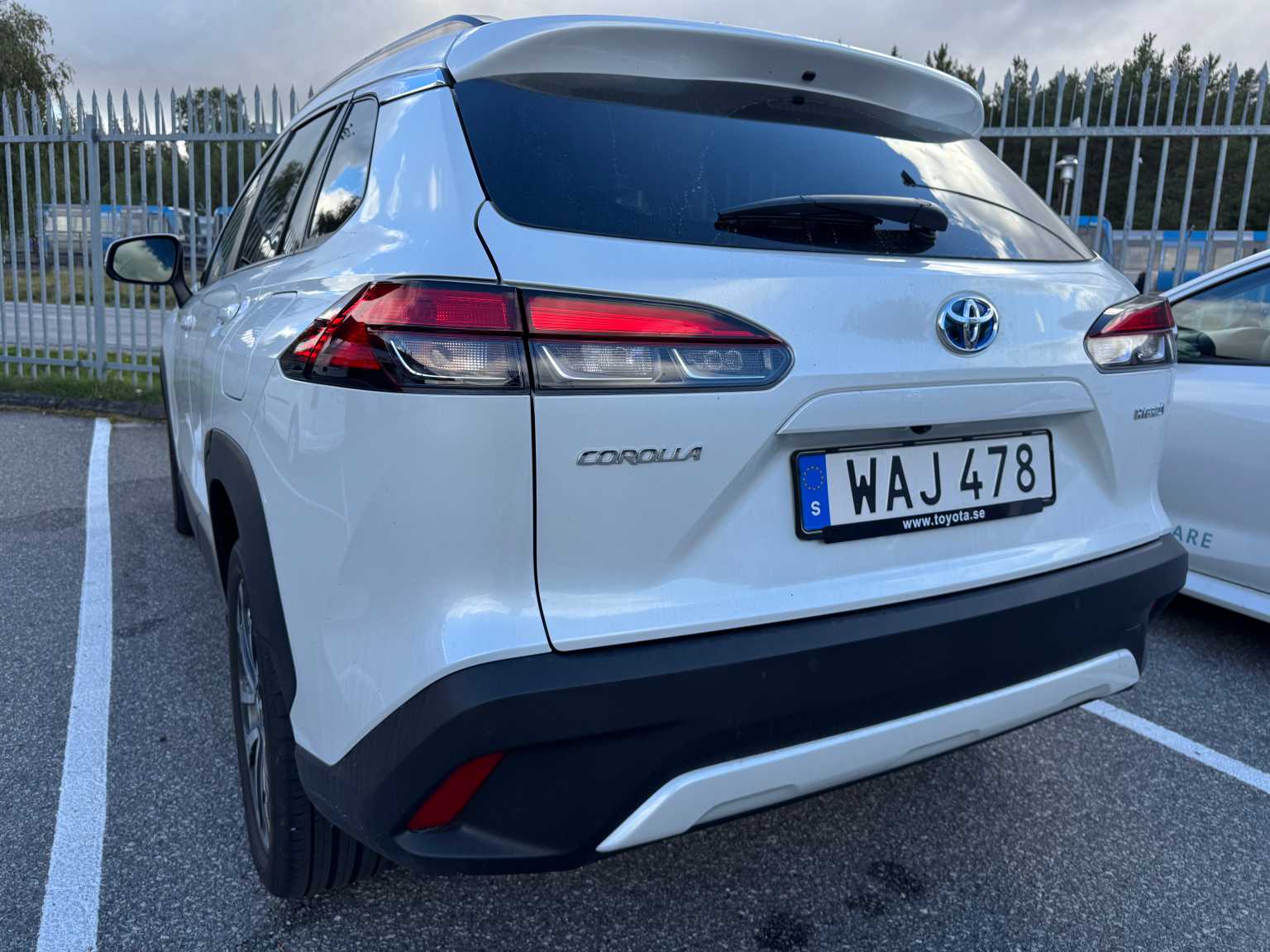 Test: Toyota Corolla Cross 1,8 elhybrid – när hjärnan och plånboken får ...