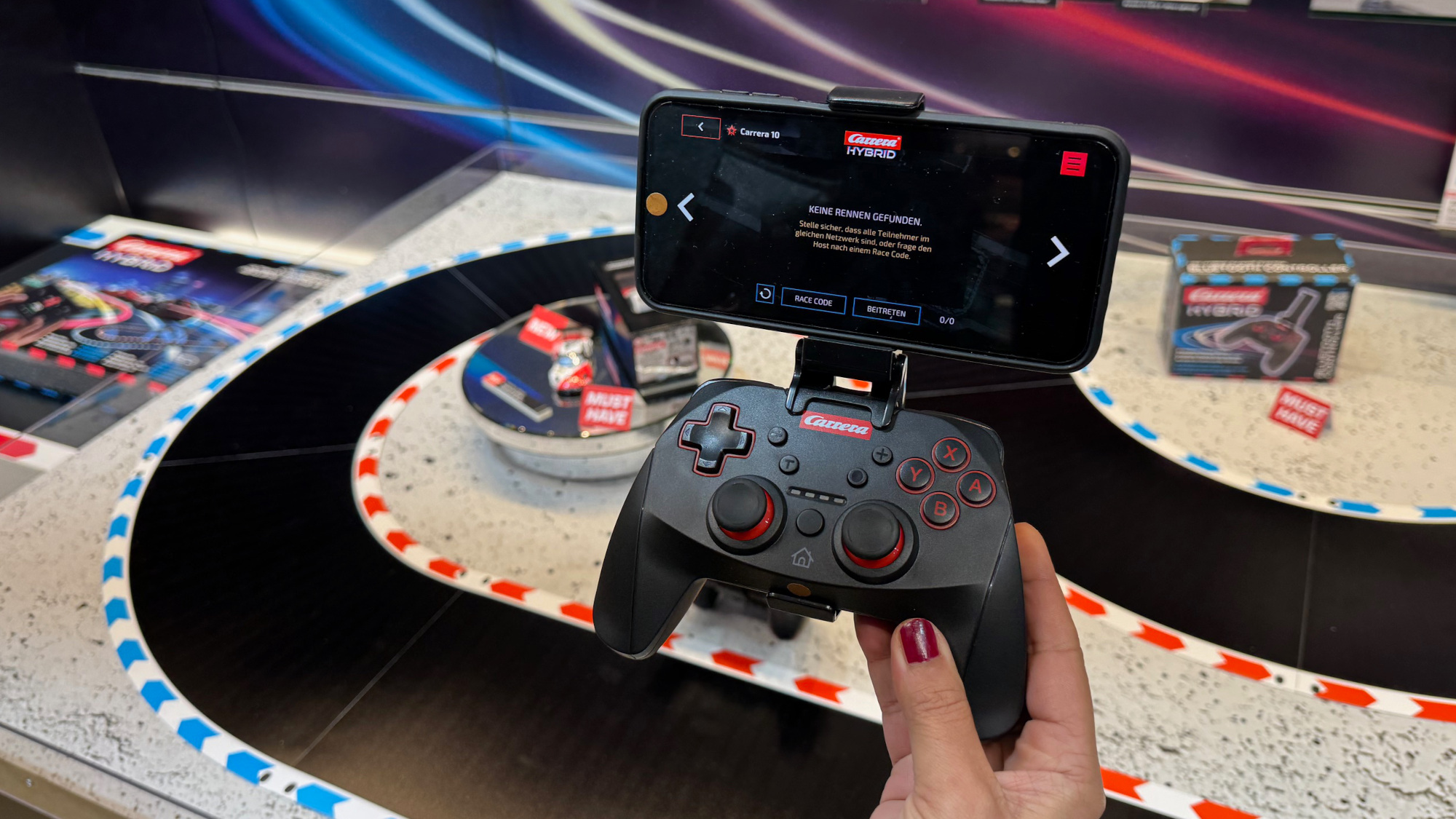 Carrera Hybrid im Test: Erste schienenlose Carrera-Bahn mit KI und App ...